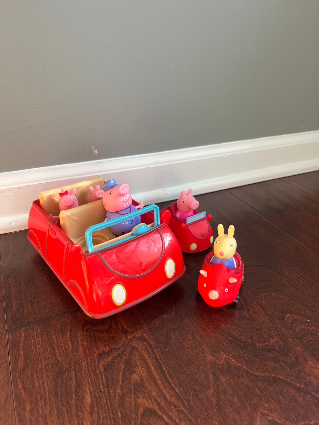 Peppa Pig - Red Family Car & Two Racers – Ricochet Kids